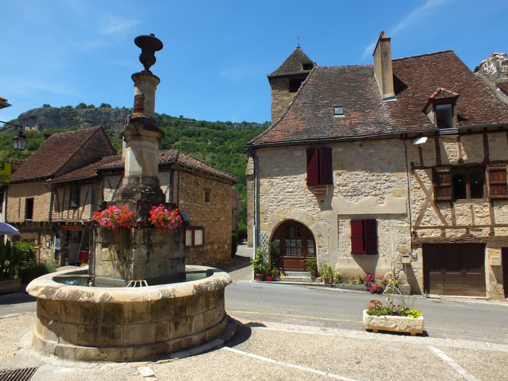 Autoire : Un village dans son écrin de falaises – Lot-46.com